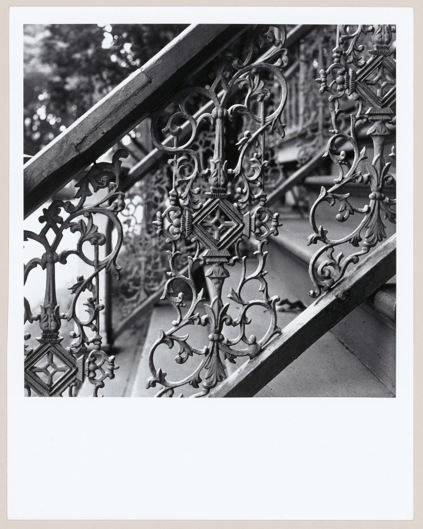 Détail d'une rampe d'escalier en fer forgé, L'Islet-sur-Mer, Québec