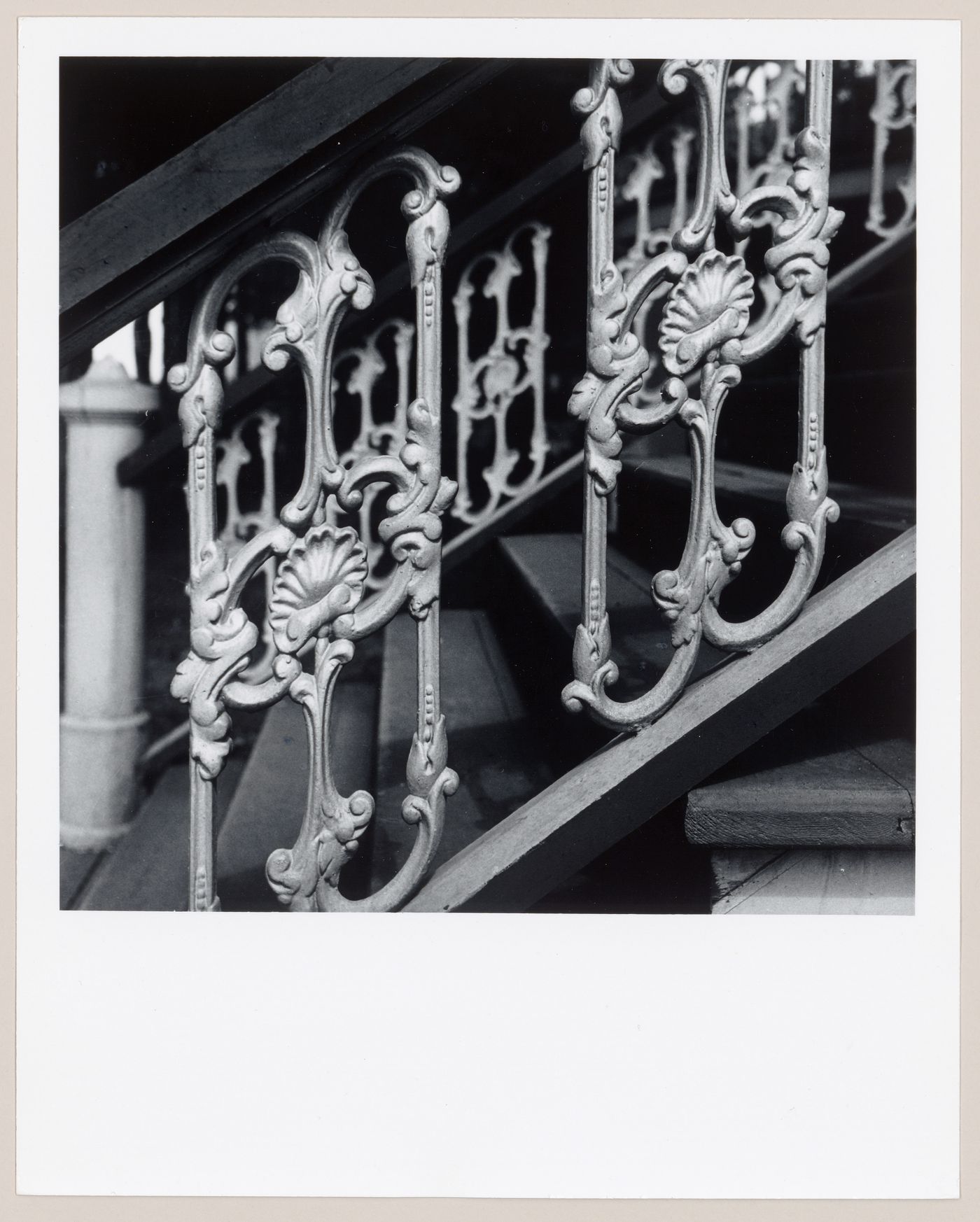 Détail d'une rampe d'escalier en fer forgé, près de L'Islet-sur-Mer, Québec