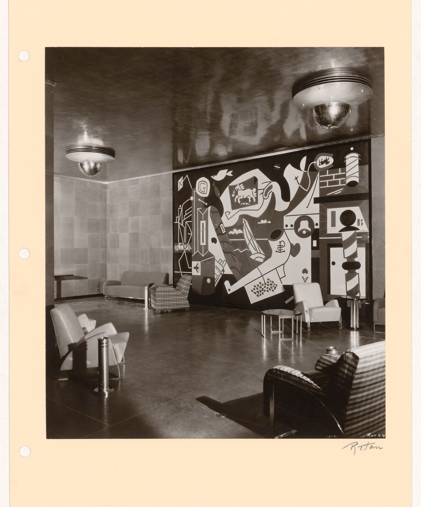 Vue du fumoir des hommes montrant la murale "Men Without Women" de ...