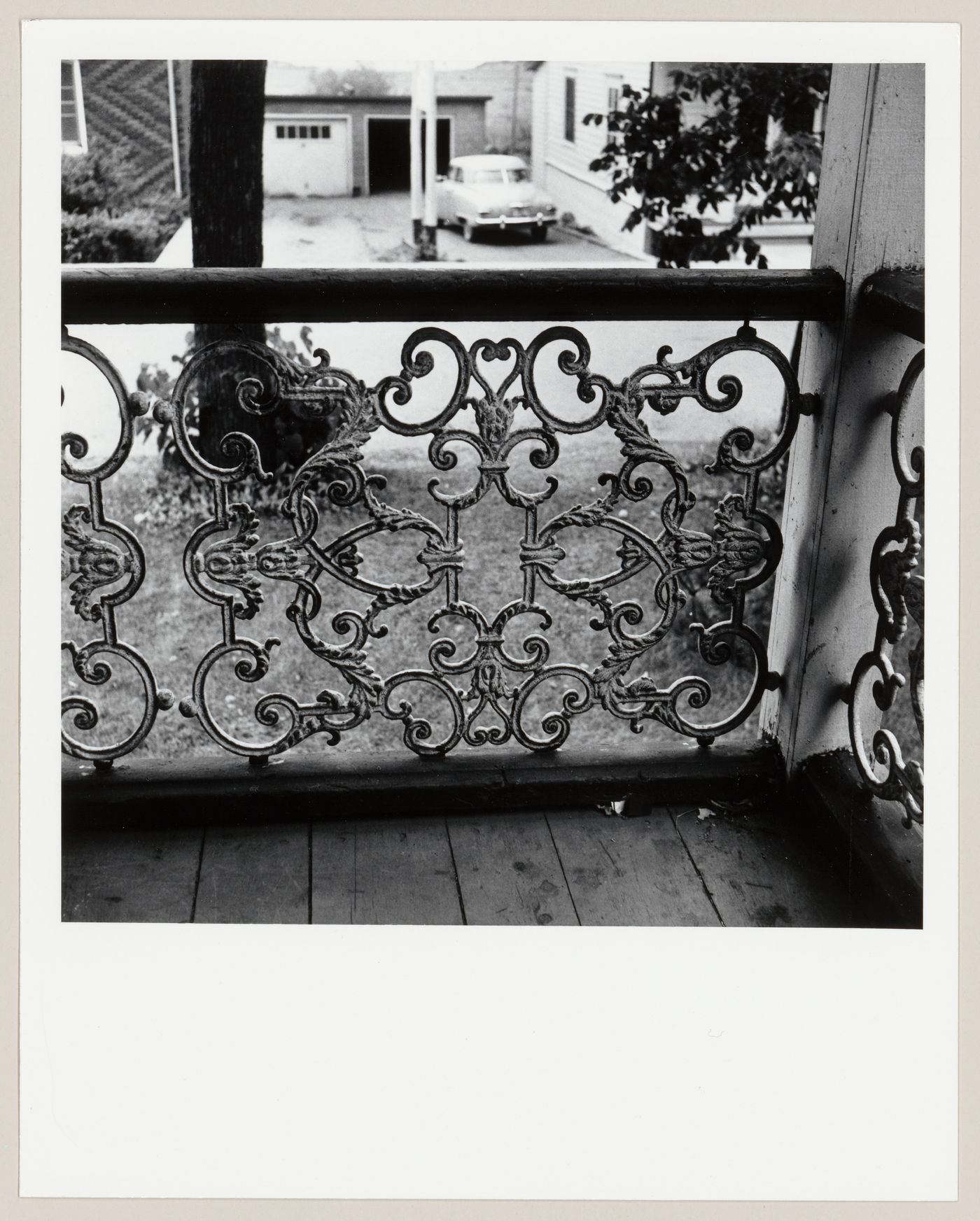 Détail d'une rampe de balcon en fer forgé, près de L'Islet-sur-Mer, Québec
