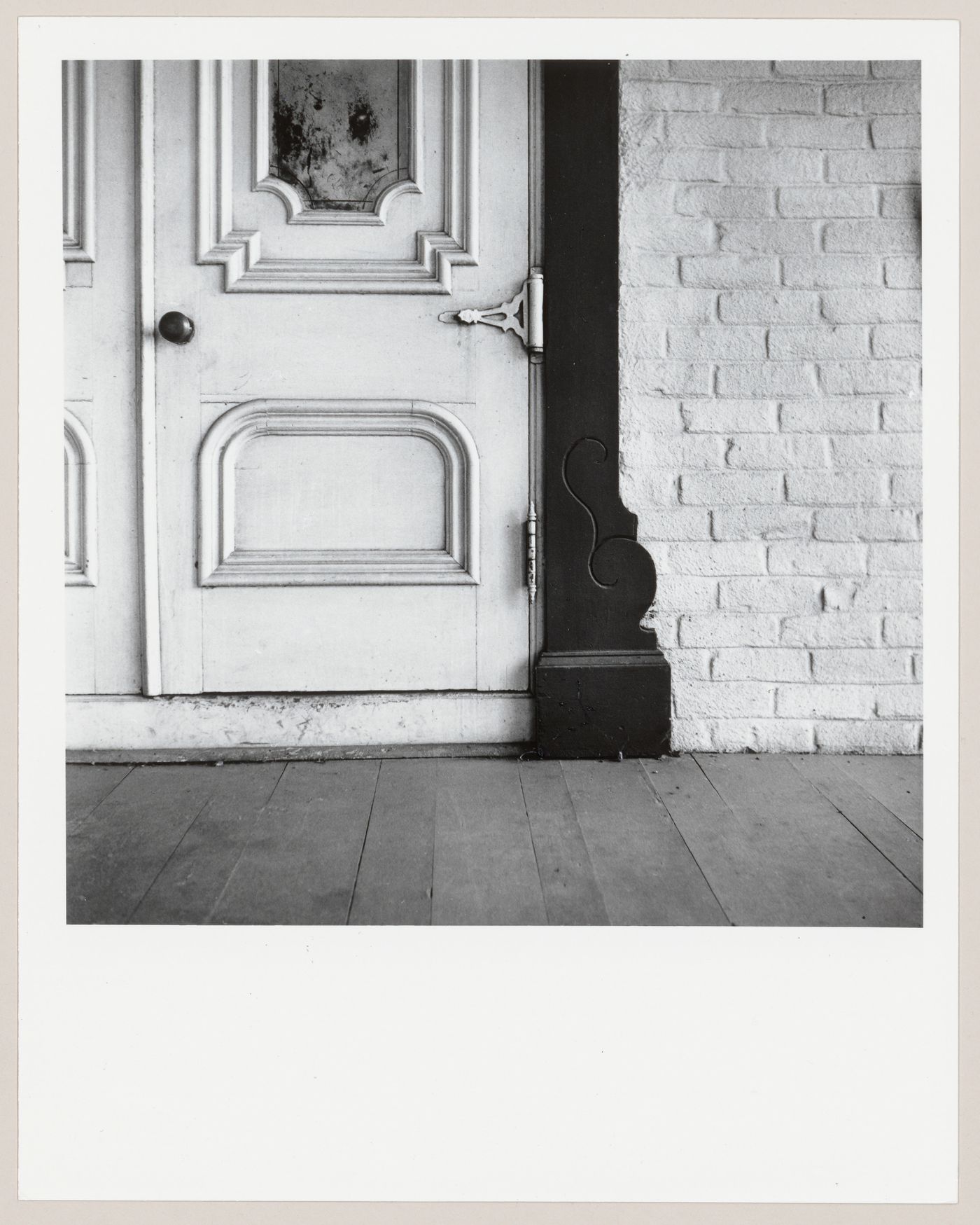 Vue partielle d'une porte avec moulures, près de L'Islet-sur-Mer, Québec