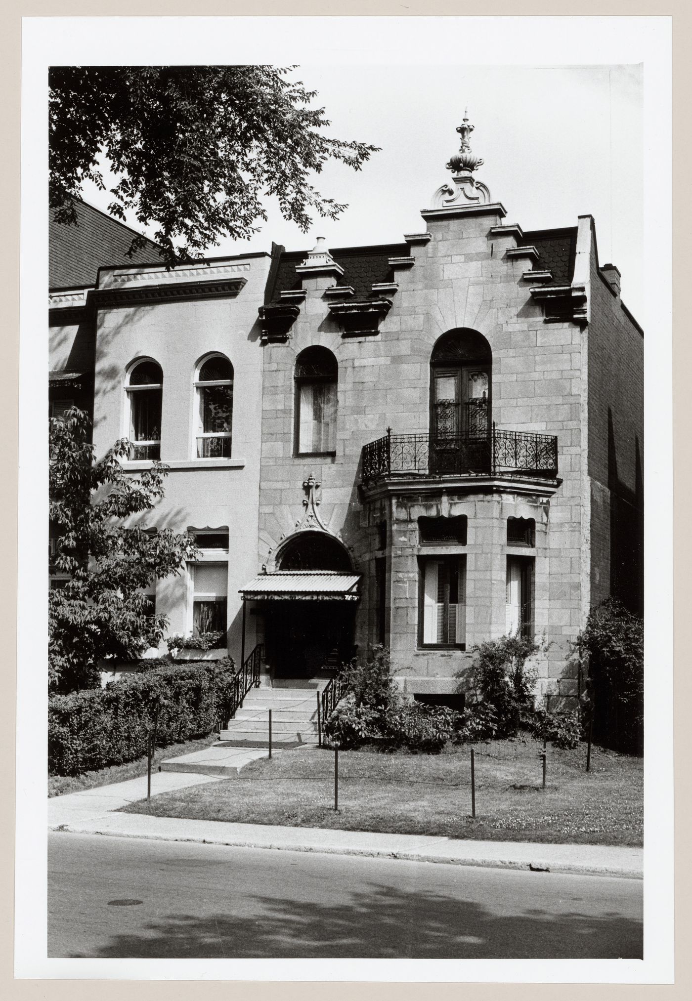 View of the principal façades of a semi-detached house, 4286-4290 de ...