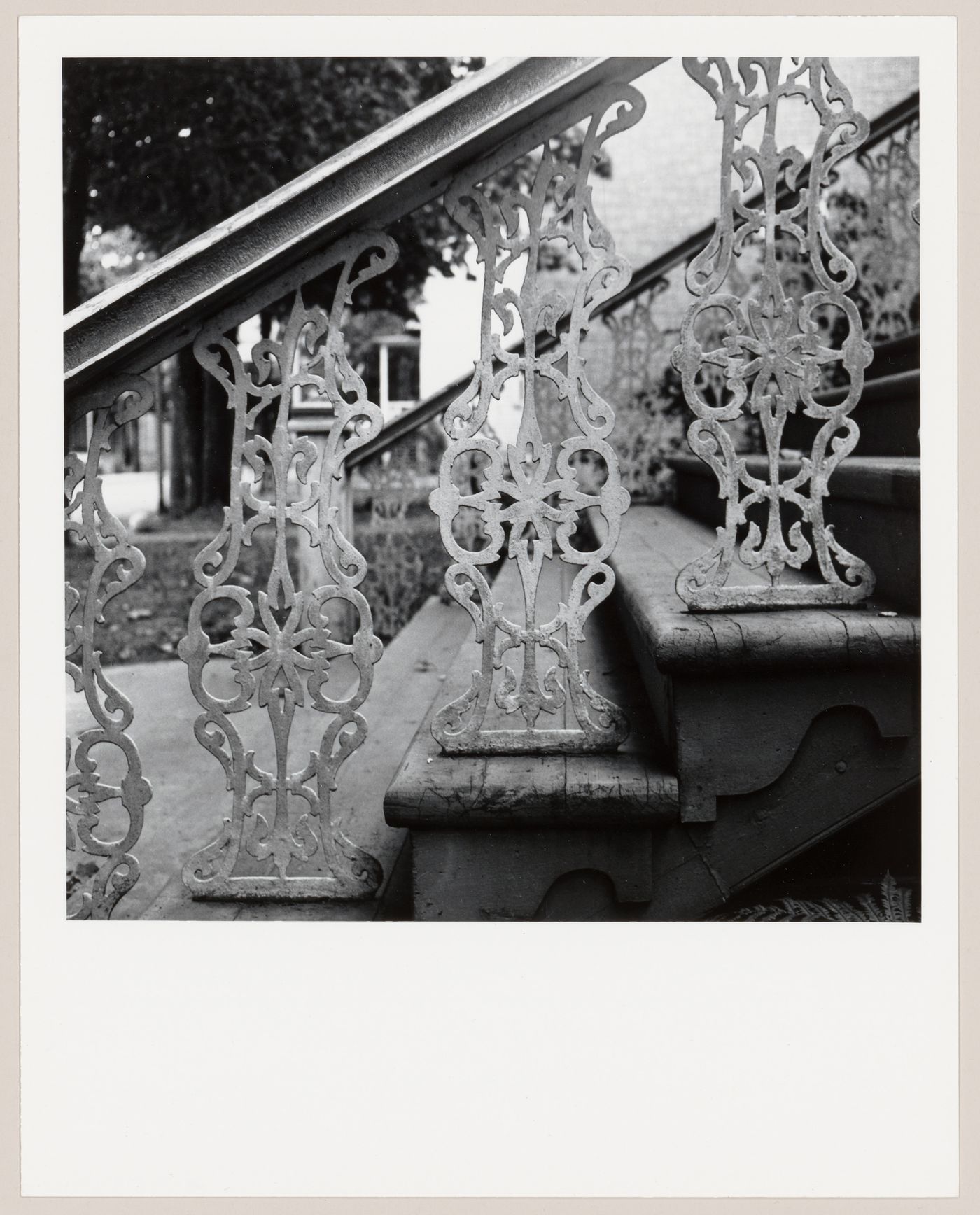 Détail d'une rampe d'escalier en fer forgé, près de L'Islet-sur-Mer, Québec