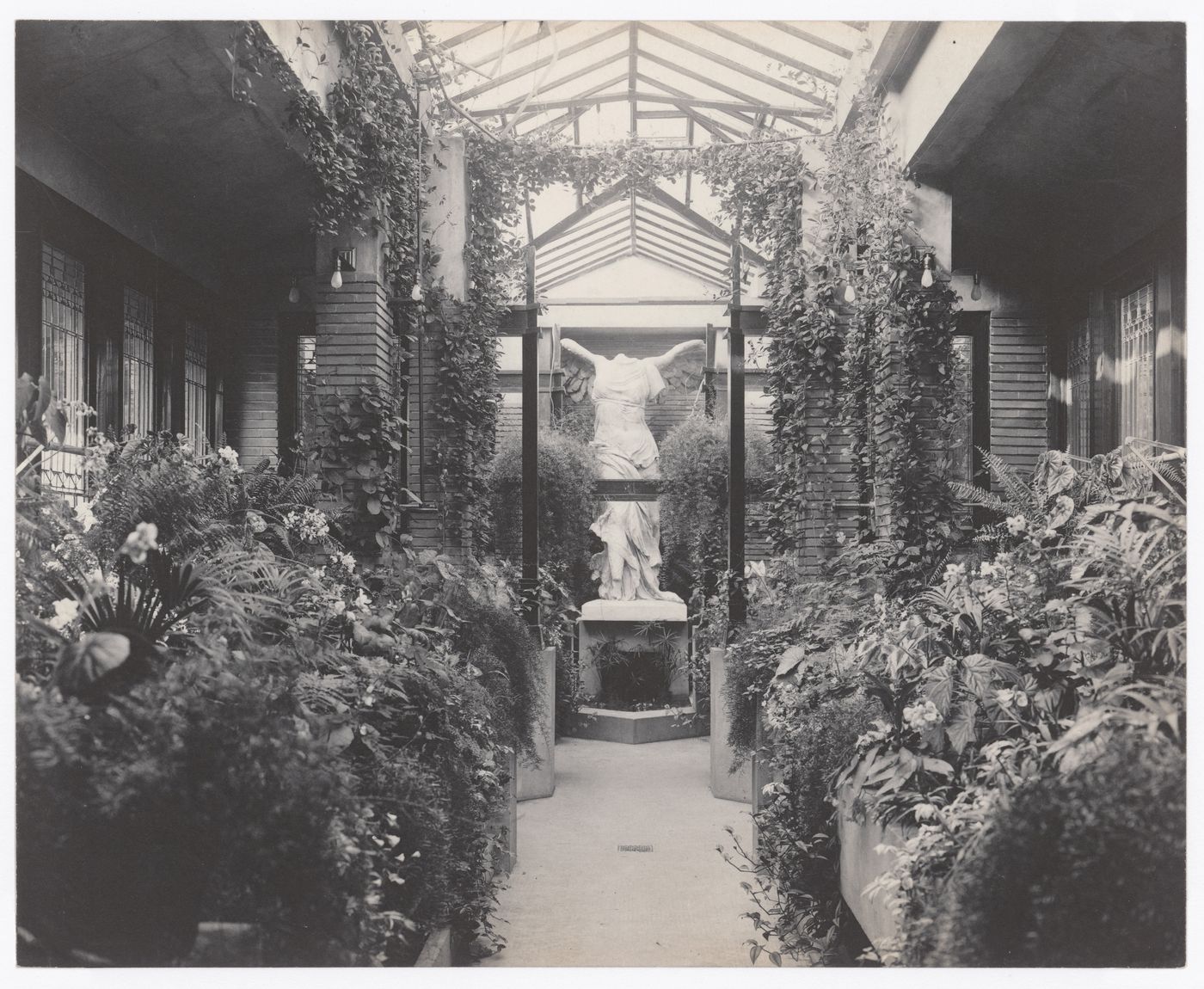Interior view of Darwin D. Martin House showing the conservatory with ...